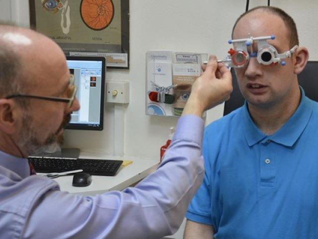 Having an eye test (easy read) | SeeAbility